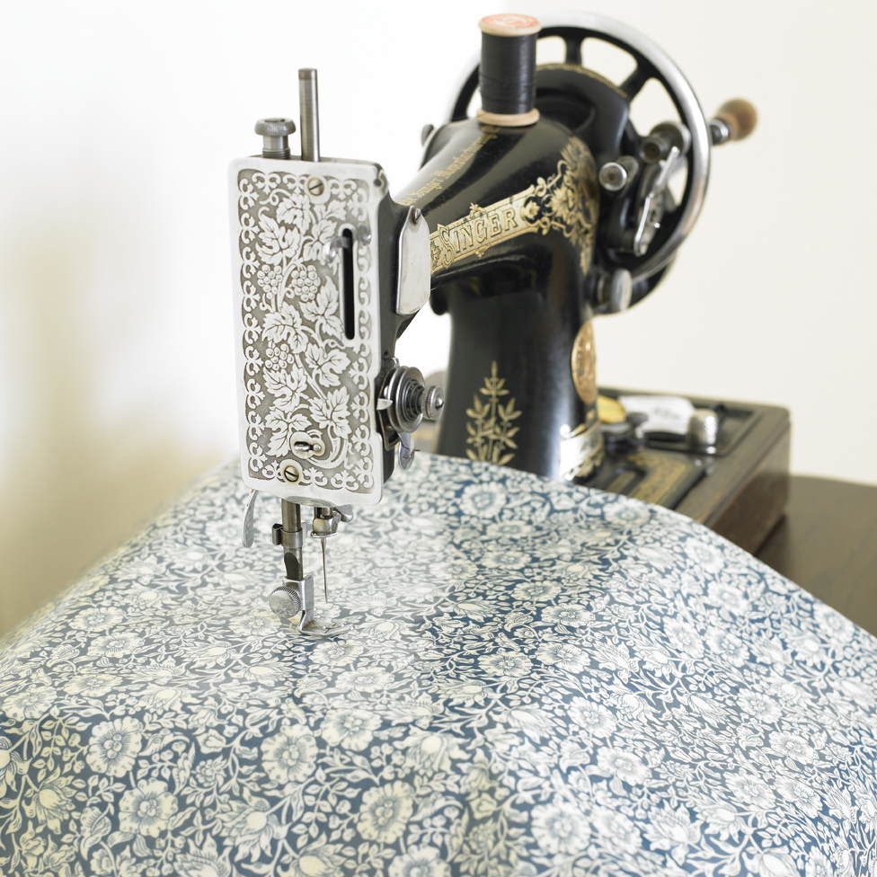 William Morris Mallow Wallpaper, Wallington - Laura's Beau